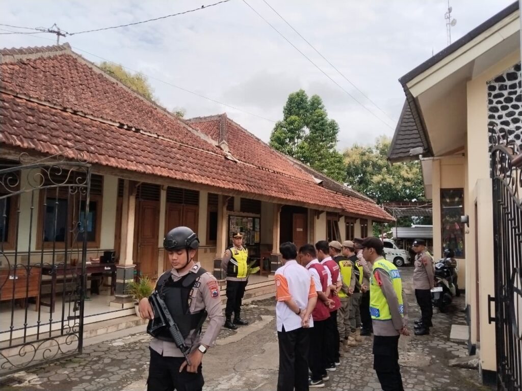 Apel Kesiapsiagaan Ops Lilin Candi 2025 Digelar di Pospam Gereja St ...